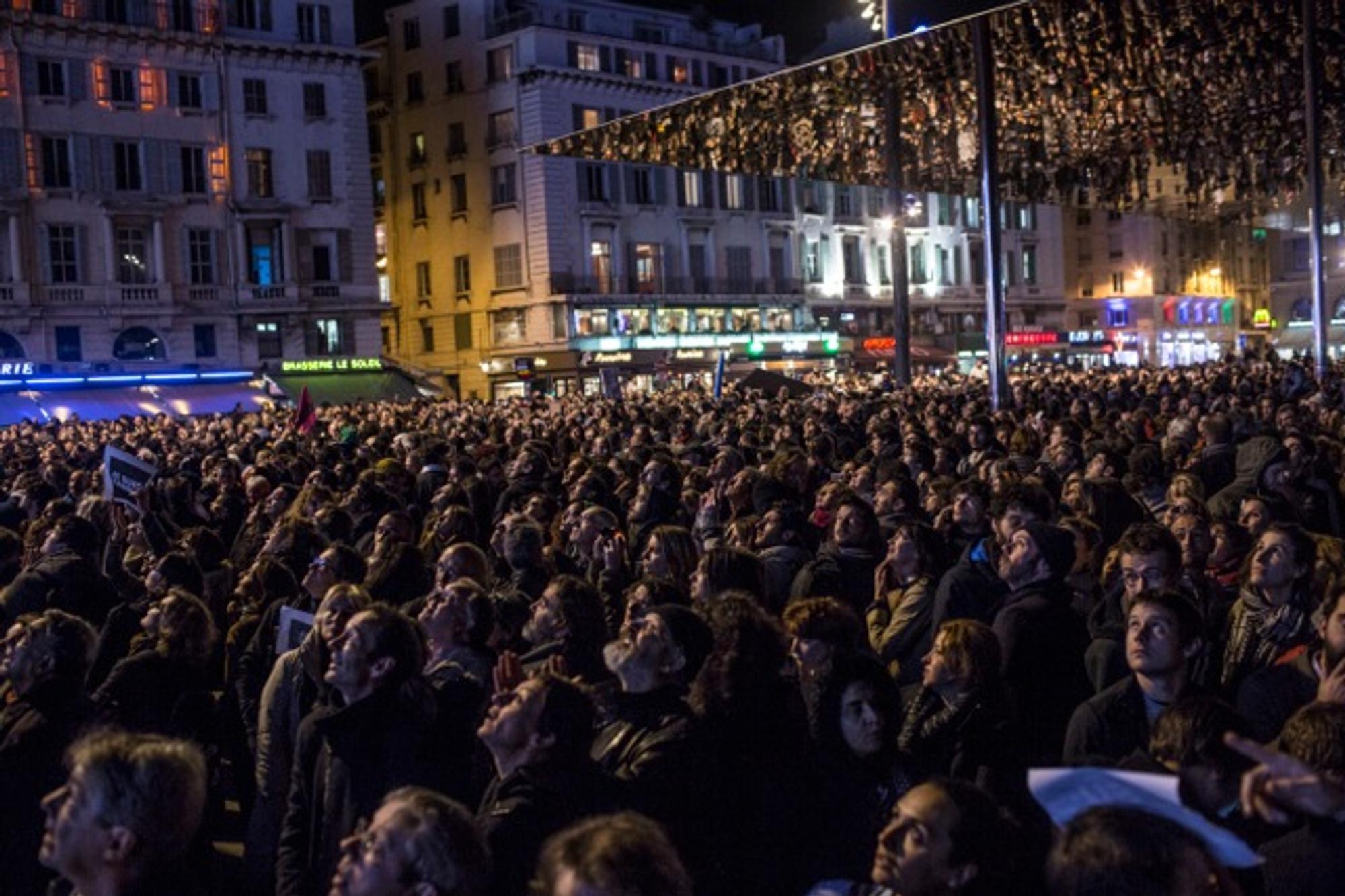 Après Lattaque Contre « Charlie Hebdo Des Manifestations Spontanées