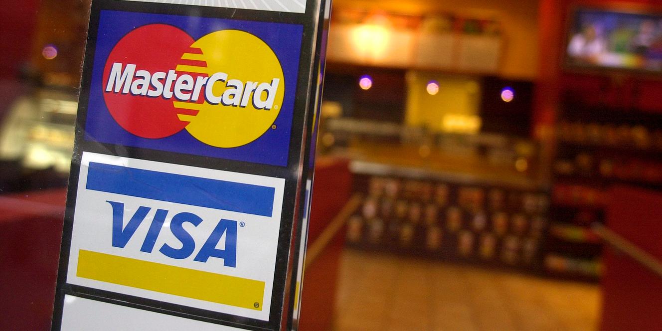 Mastercard et Visa réduisent les commissions de certaines cartes bancaires
