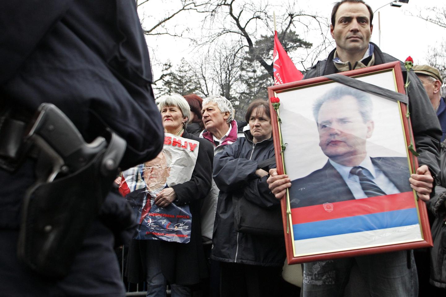 Des dizaines de milliers de Serbes rendent hommage à Slobodan Milosevic