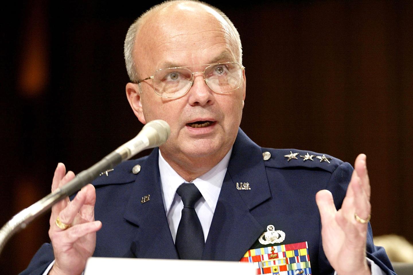 Le général Michael Hayden succède à Porter Goss à la tête de la CIA