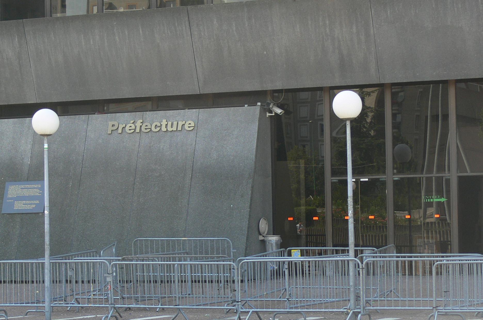 A la préfecture de Bobigny, le parcours du combattant pour obtenir des ...