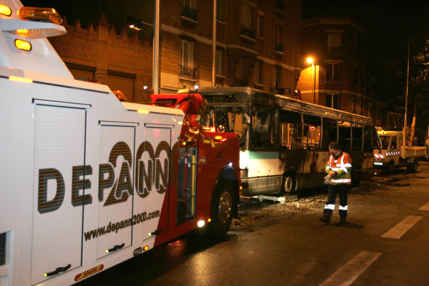 Deux autobus incendiés en banlieue parisienne