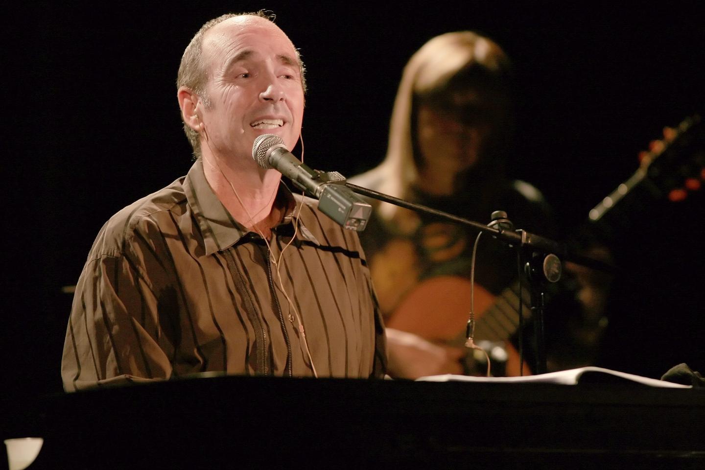 Lluis Llach, l'adieu à Paris du Catalan