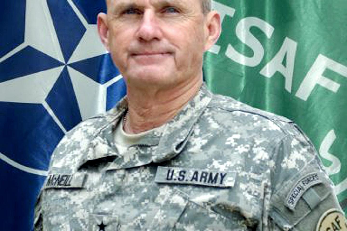 Le général américain Dan McNeill prend la tête des forces de l'OTAN en ...