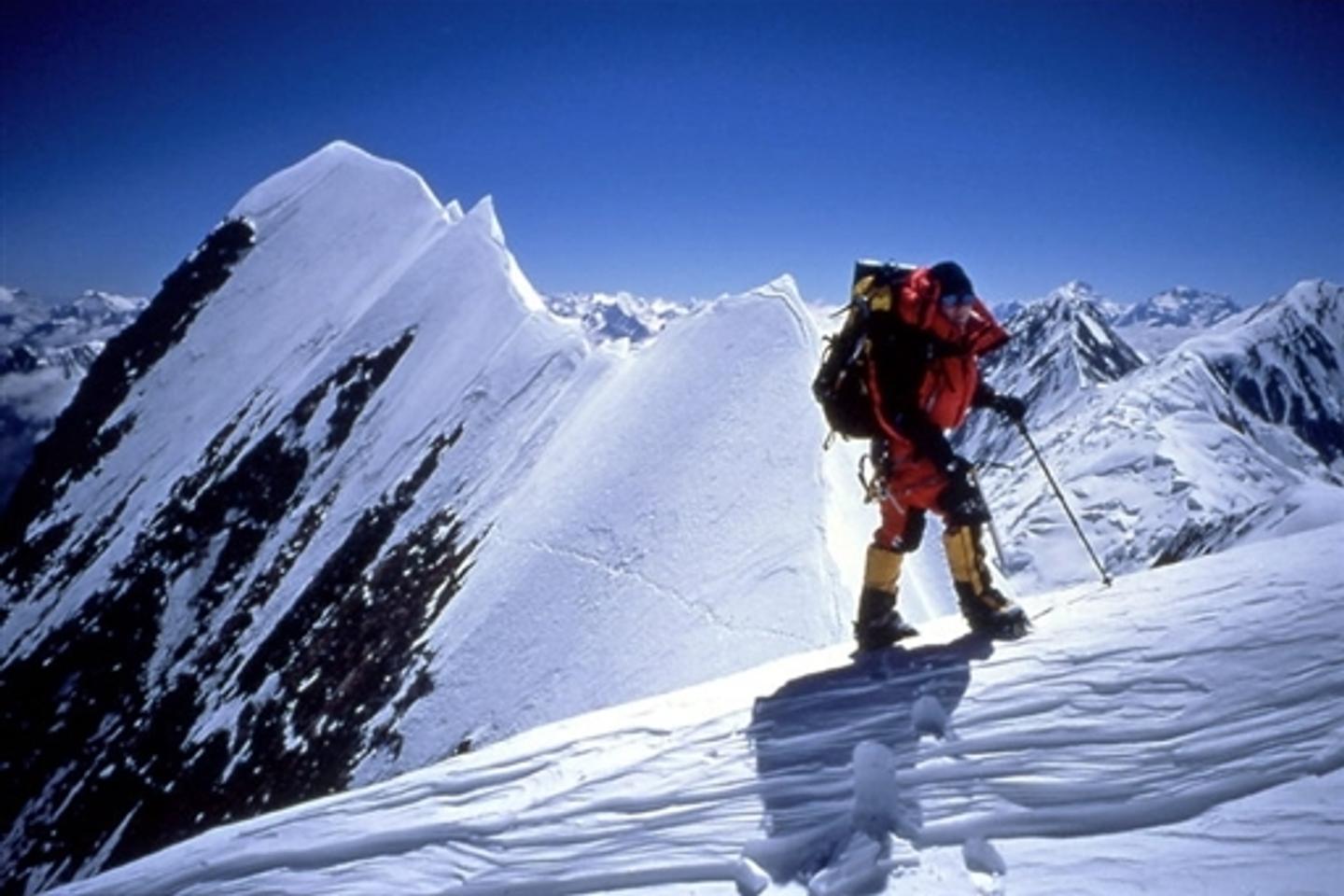 Alpinisme : un trio de femmes en course pour une place dans l'histoire