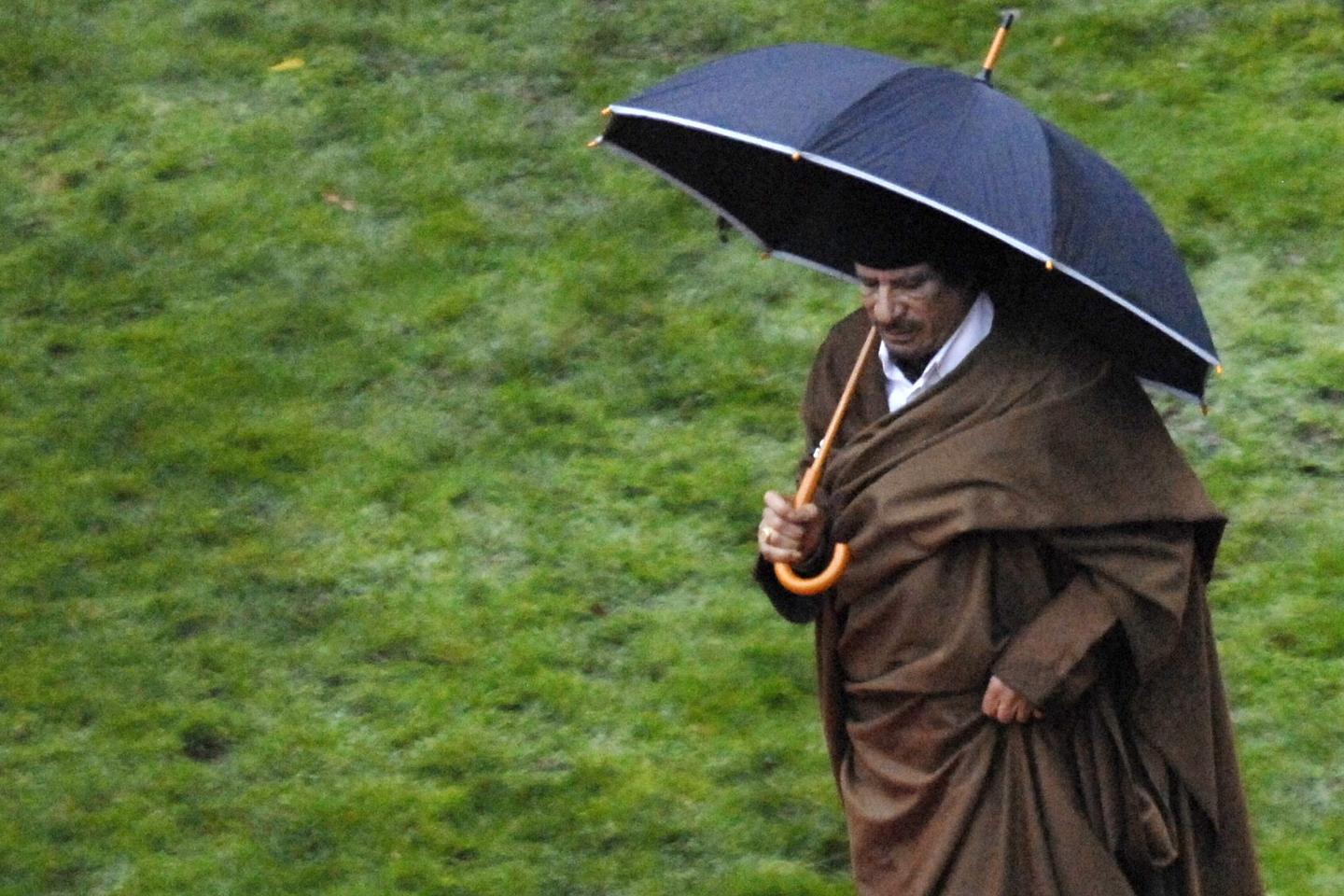 Visite de Kadhafi en France : des contrats et des critiques