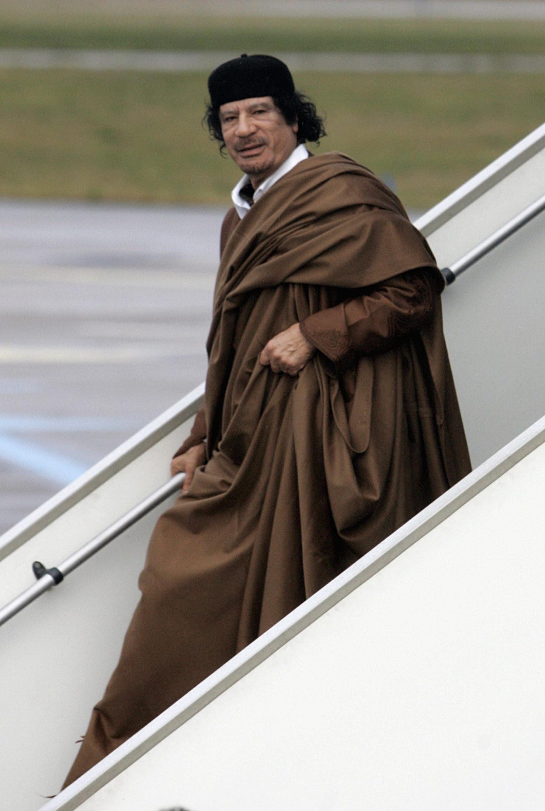 Visite de Kadhafi en France : des contrats et des critiques