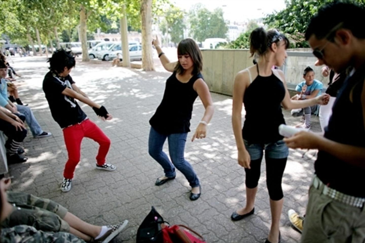 Tecktonik (la danse) = Tck (la marque)