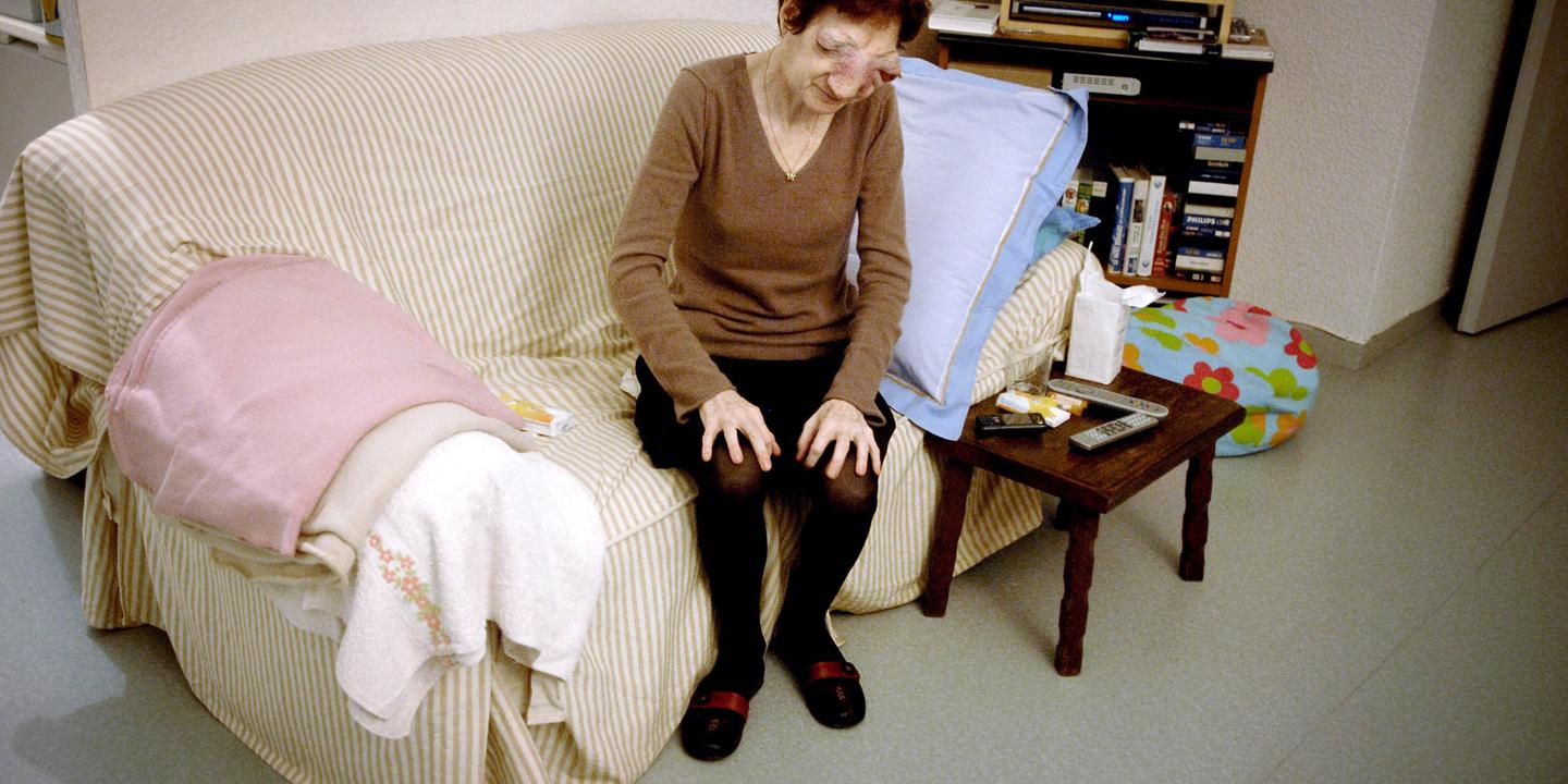 Chantal Sébire, "littéralement mangée par la douleur", réclame le droit ...