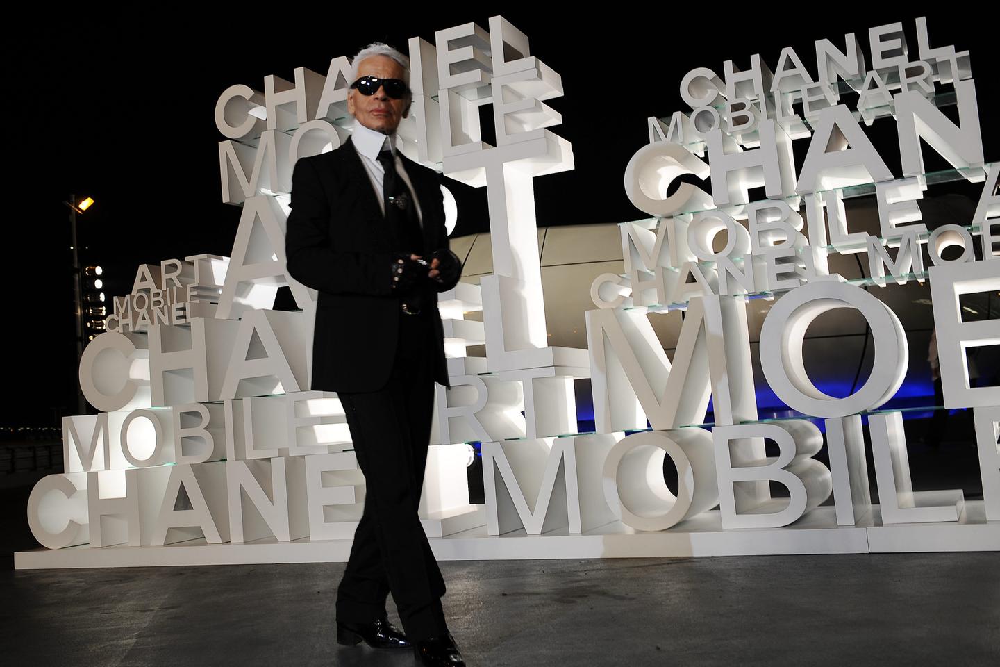 Chanel offre à son sac "2.55" un bâtiment démontable qui va de capitale ...