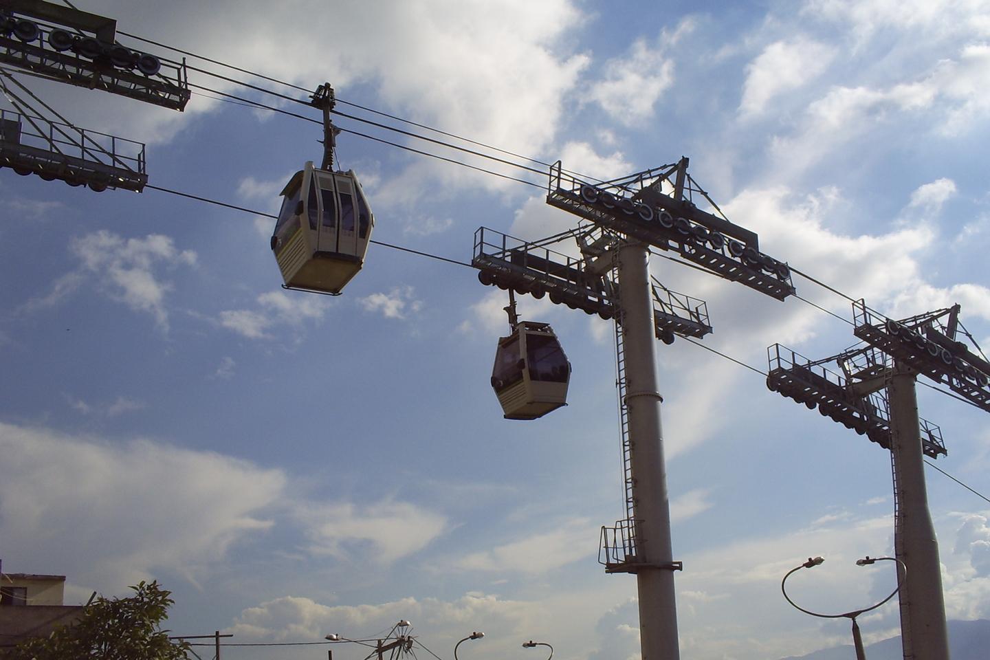 Quand le téléphérique urbain surplombera l'autoroute