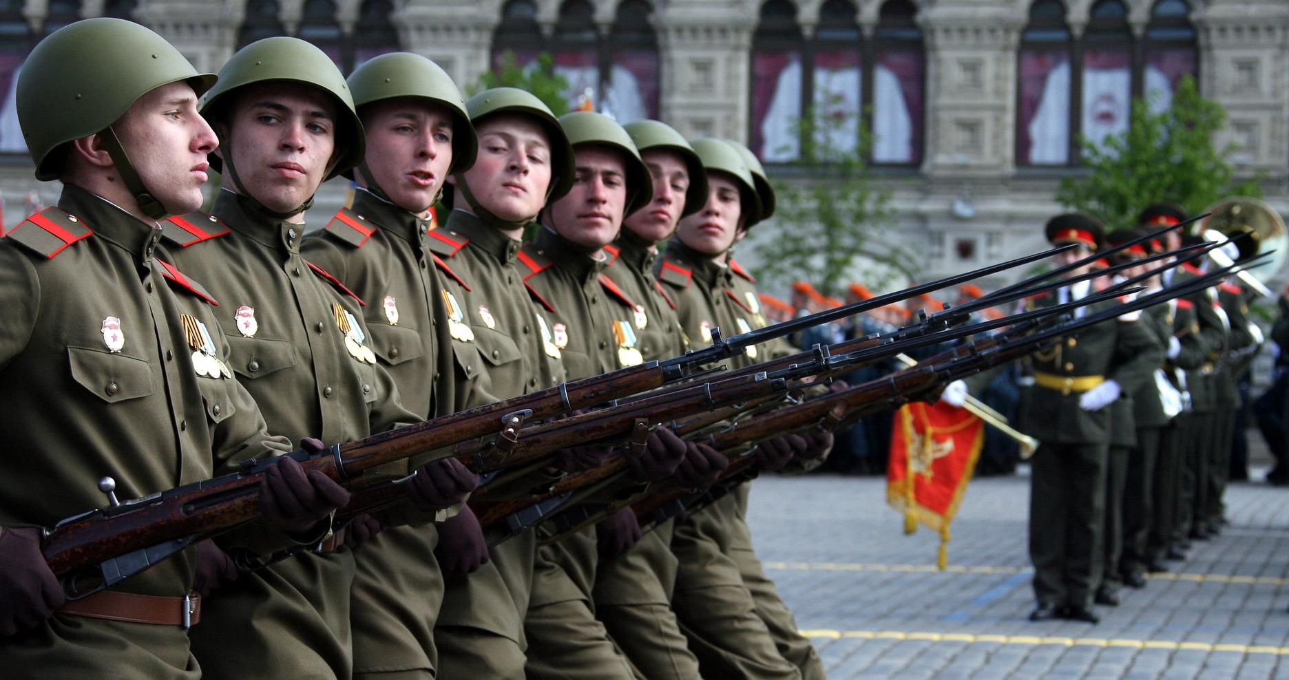 L'armée russe défile avec le faste de l'Union soviétique
