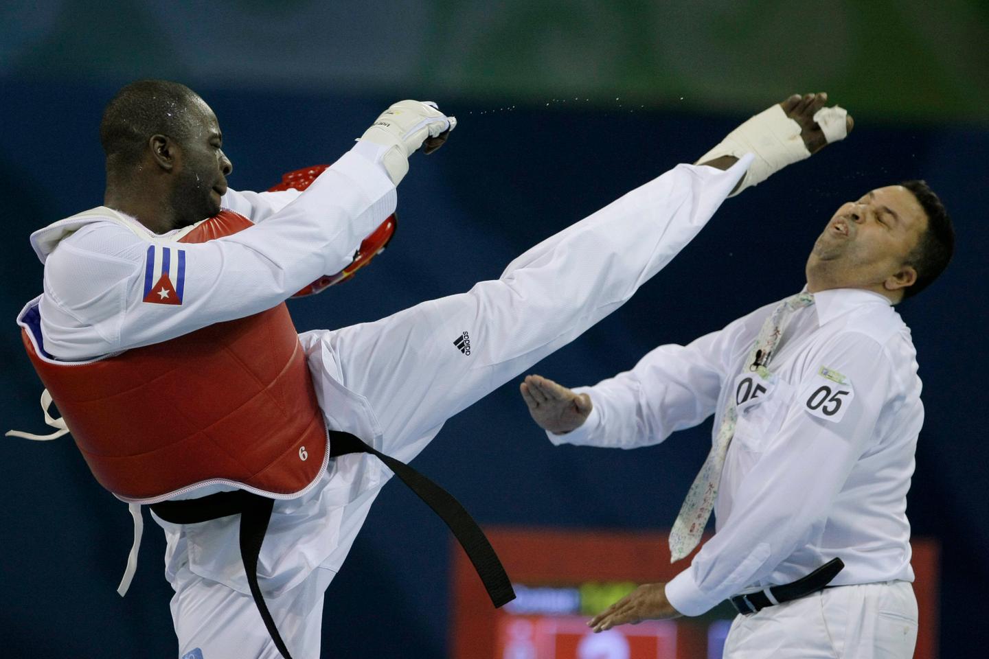 D'un coup de pied à la tête de l'arbitre, Angel Matos exprime son désaccord