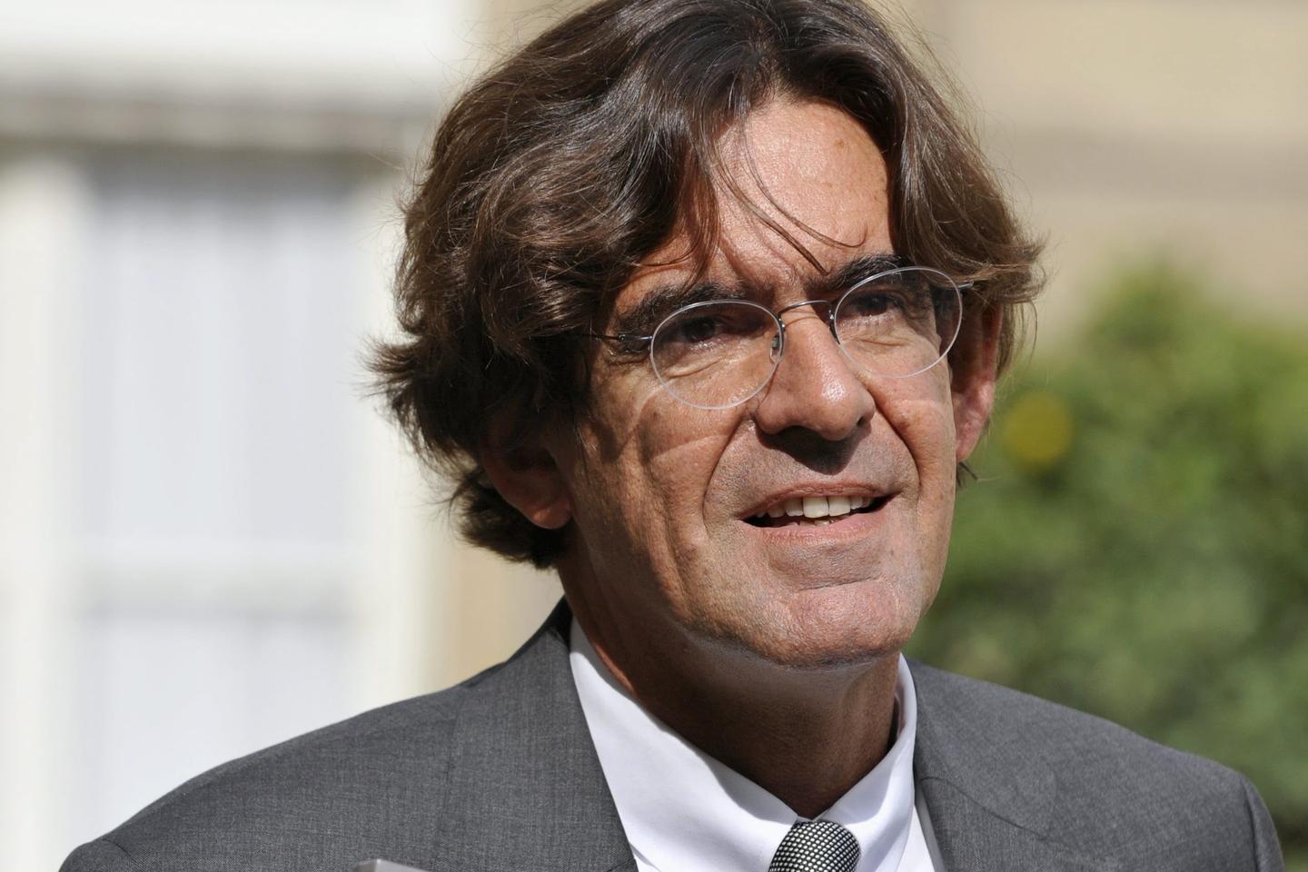 Avec la loi sur l'autonomie, Luc Ferry ne peut plus sécher ses cours