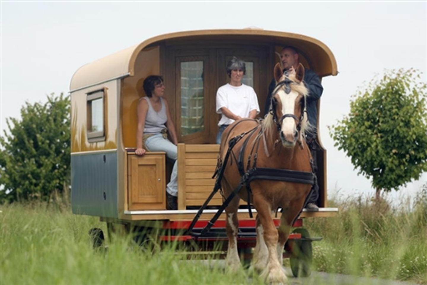 La roulotte, le voyage bohème et "écolo"