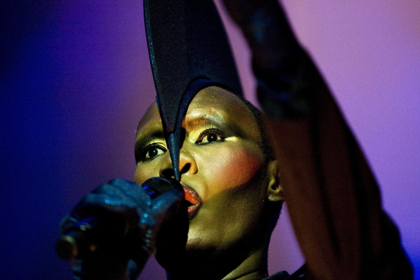 Grace Jones, performance plastique, musique faible