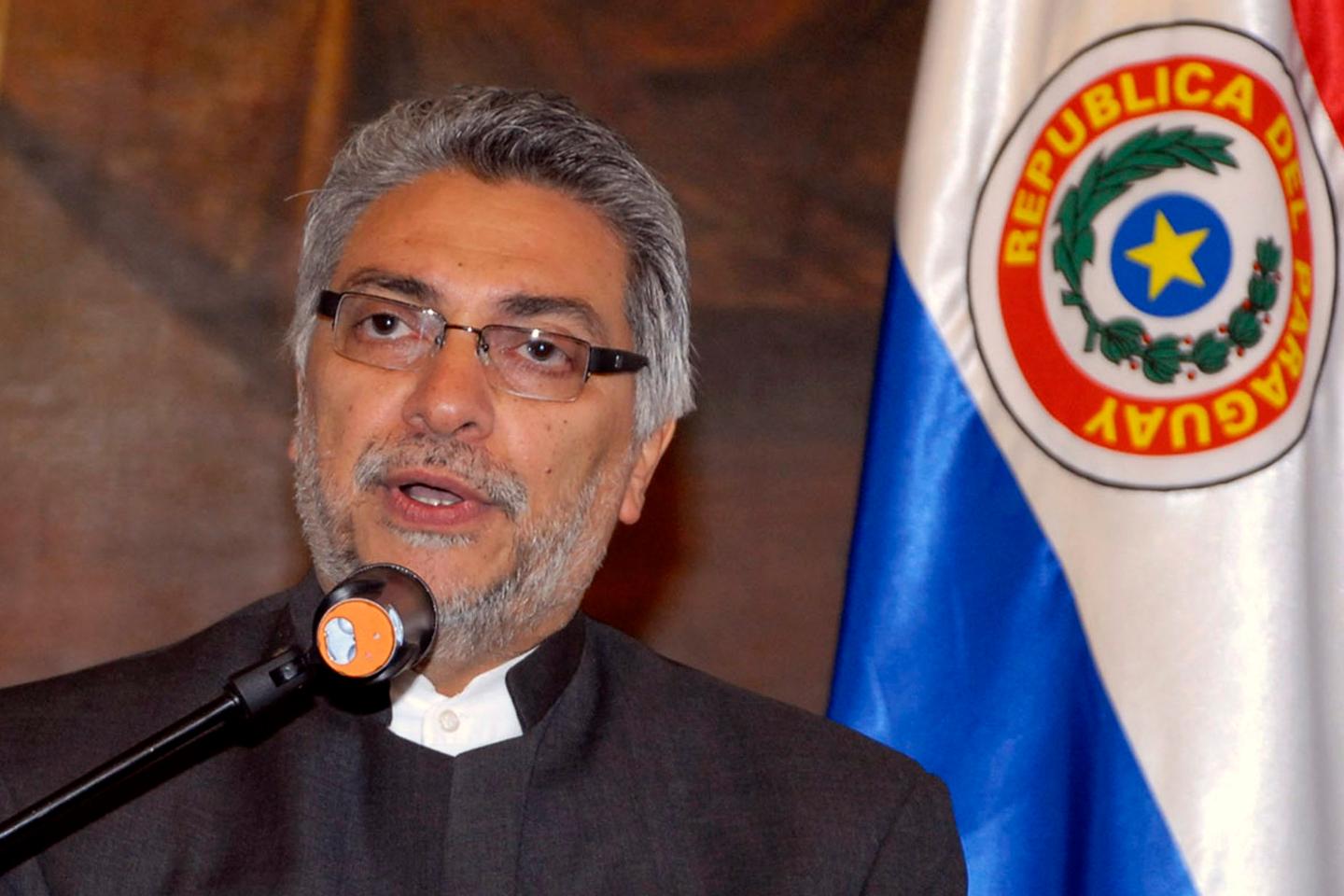 Au Paraguay, Fernando Lugo, l'"évêque des pauvres", au bord de la ...