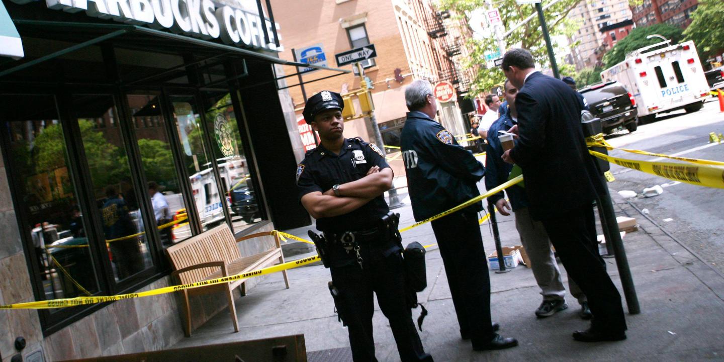 Une explosion nocturne endommage un café Starbucks à New York