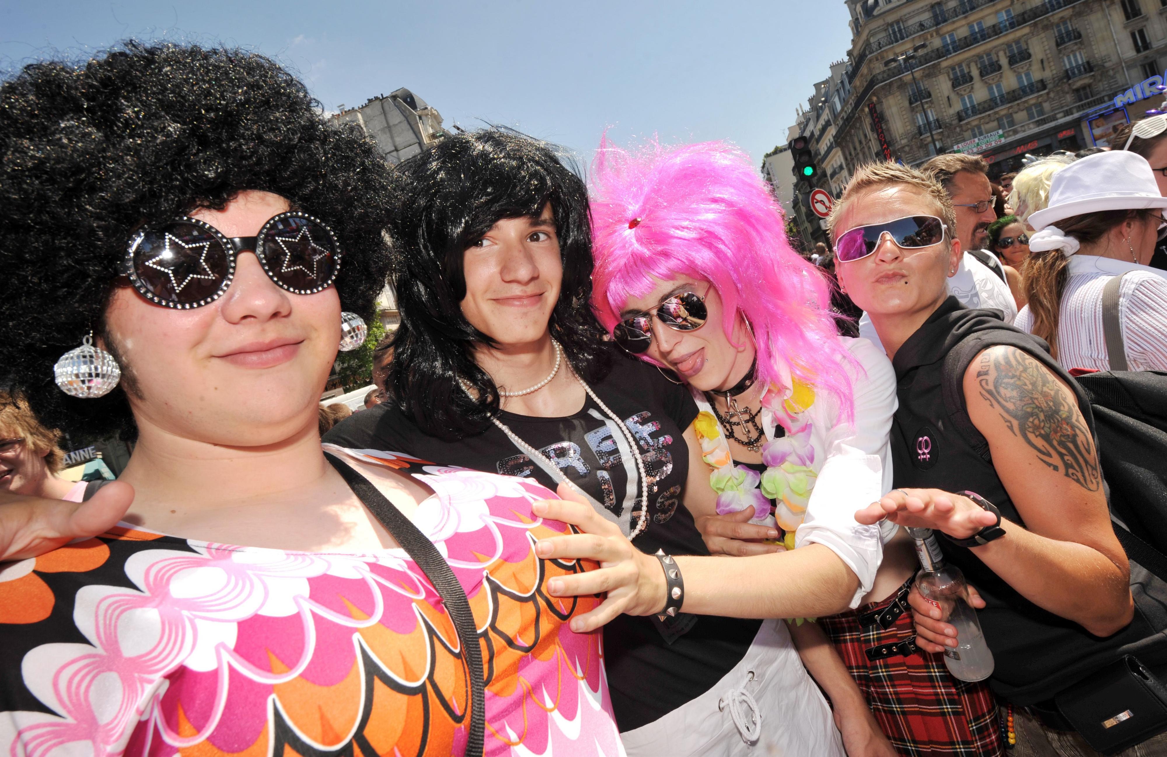 Des centaines de milliers de personnes à la Gay pride à Paris