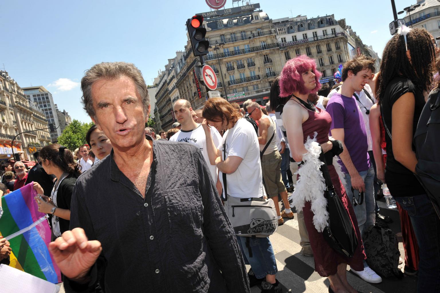 Des centaines de milliers de personnes à la Gay pride à Paris