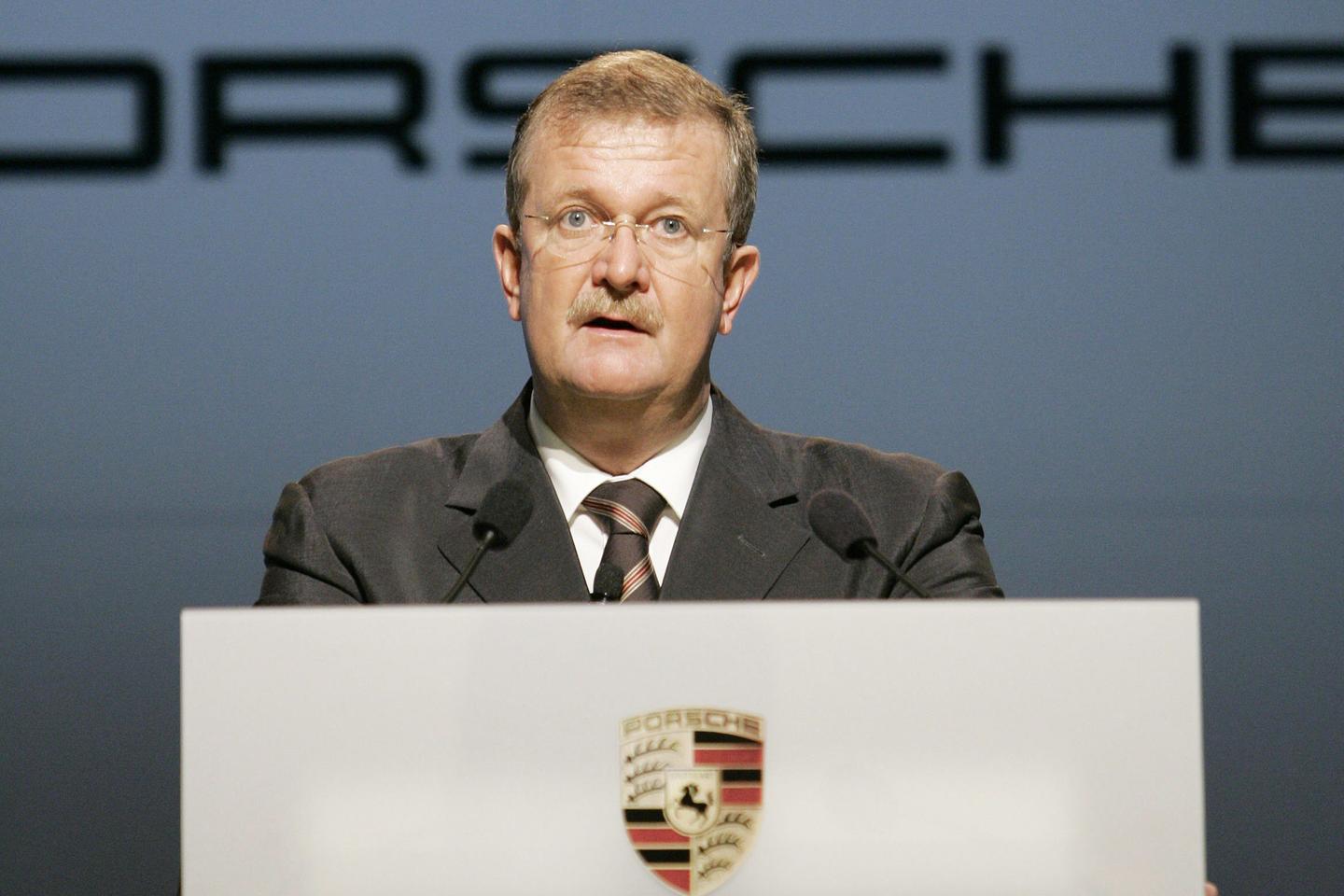 Porsche annonce le départ de son patron, au cœur d'une polémique