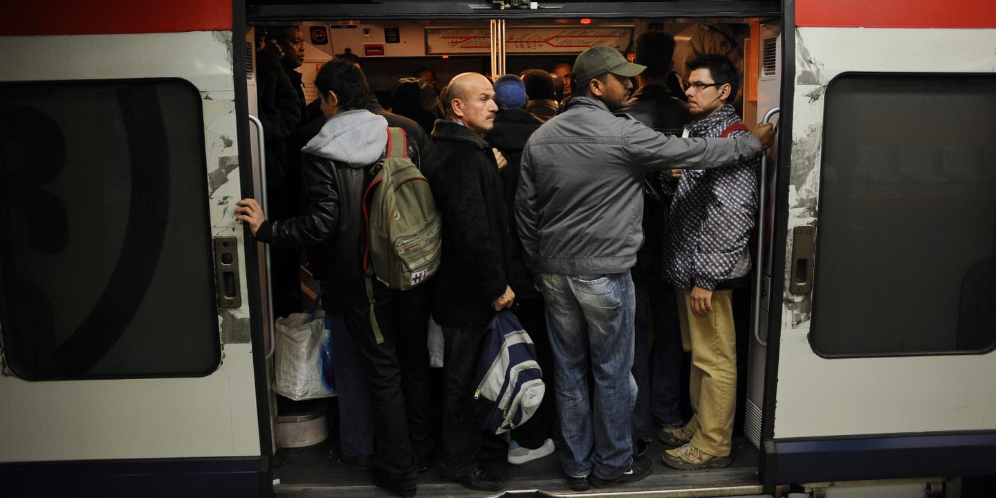 Trafic perturbé dans le RER parisien : des dizaines de milliers de ...