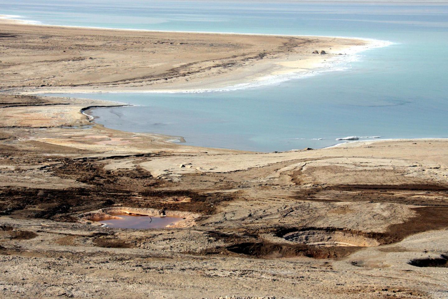 Sauver la mer Morte grâce à l'eau de la mer Rouge, un projet controversé