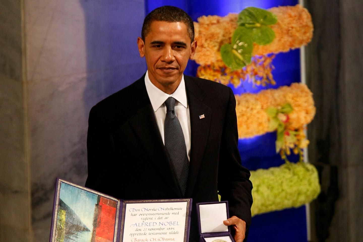 Barack Obama reçoit son prix Nobel de la paix controversé et défend la ...