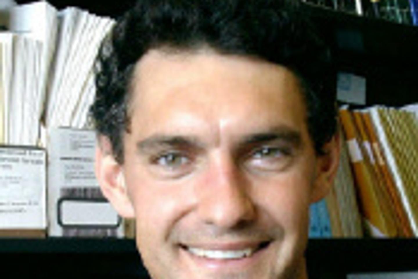 Emmanuel Saez, lauréat du Prix 2010 du Meilleur jeune économiste français