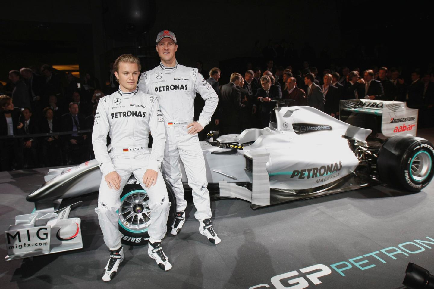 F1 : Mercedes affiche ses nouvelles couleurs et ses ambitions