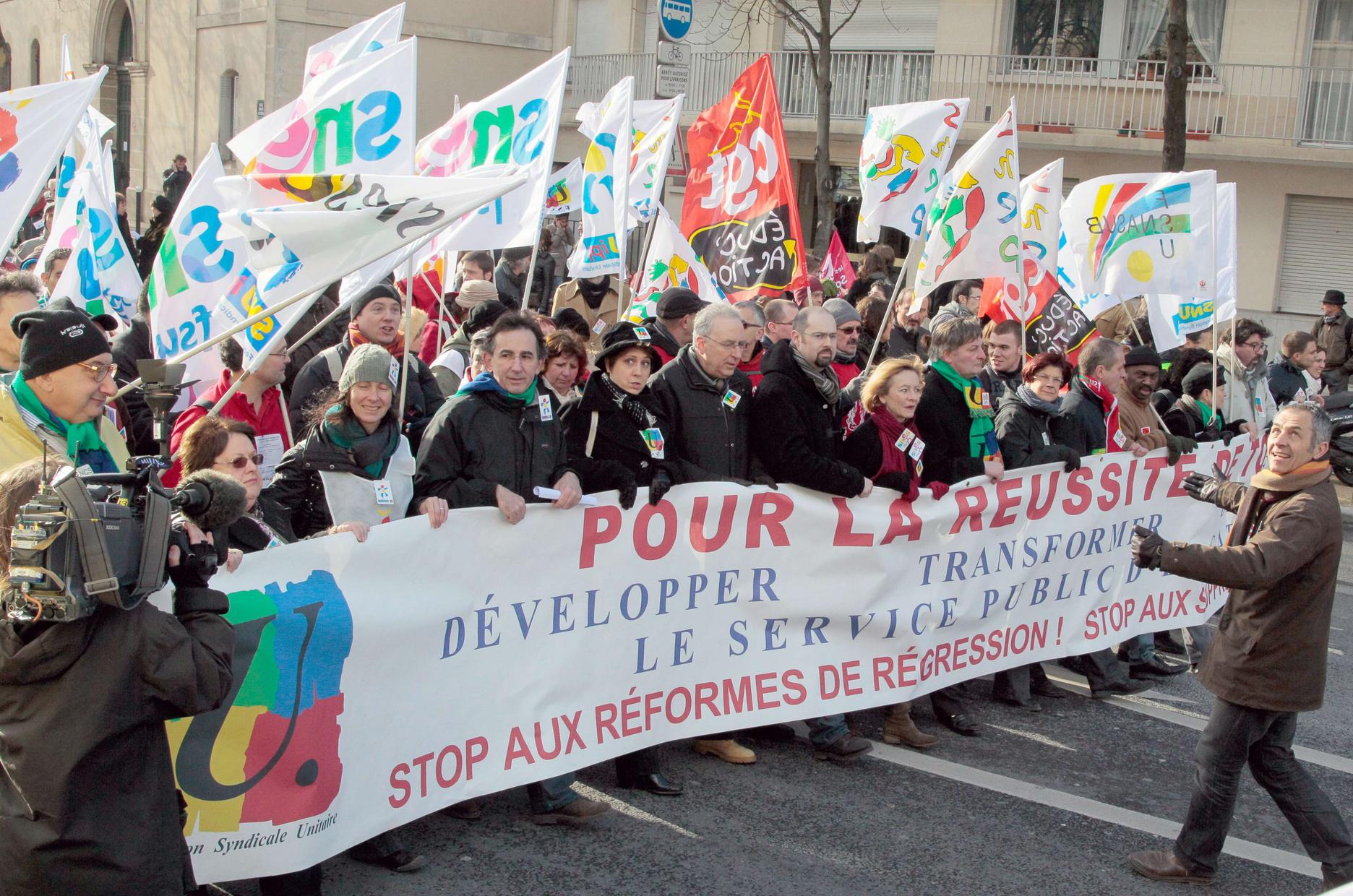 Plus de 8 000 manifestants du monde de l'éducation défilent à Paris