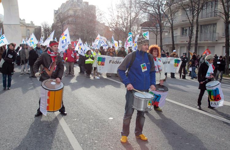 Plus de 8 000 manifestants du monde de l'éducation défilent à Paris