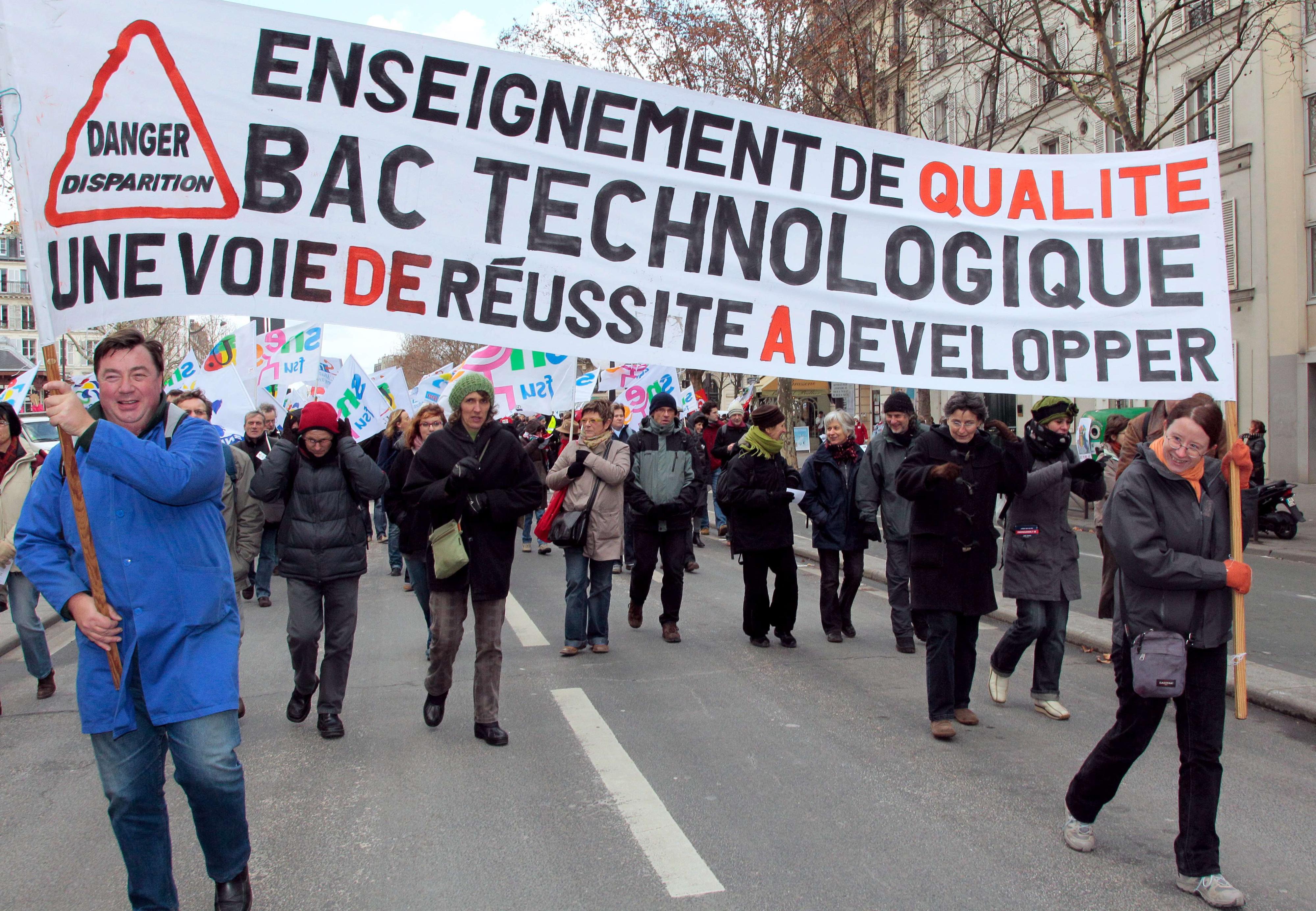 Plus de 8 000 manifestants du monde de l'éducation défilent à Paris