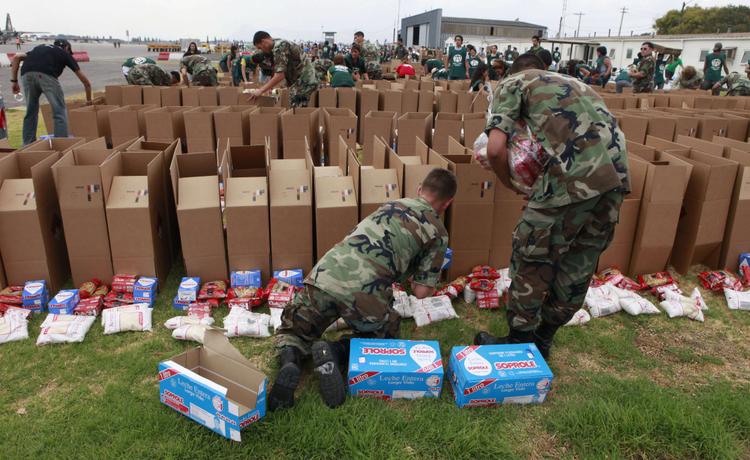 Distribution de l'aide alimentaire sous surveillance militaire au Chili