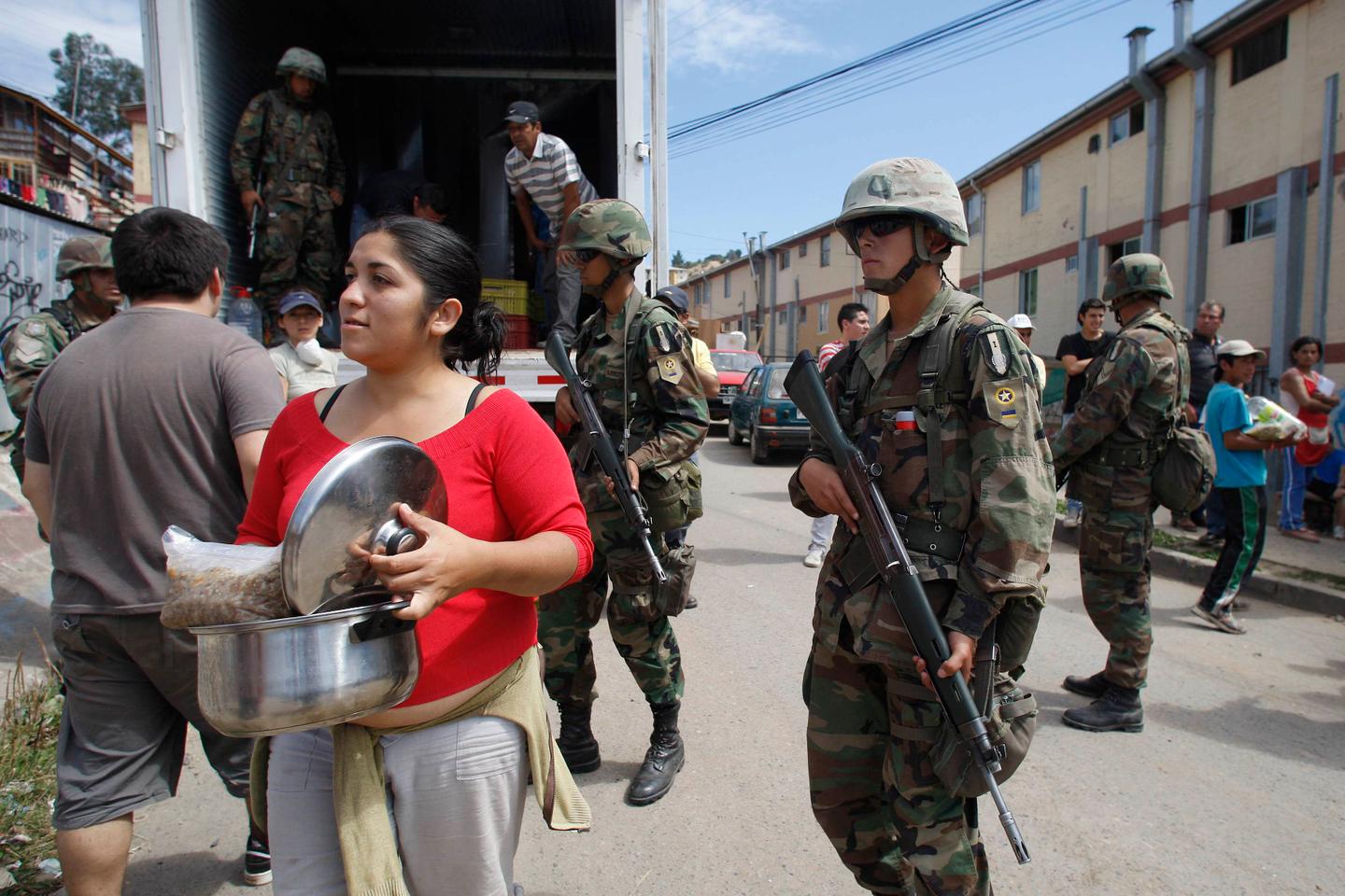 Distribution de l'aide alimentaire sous surveillance militaire au Chili