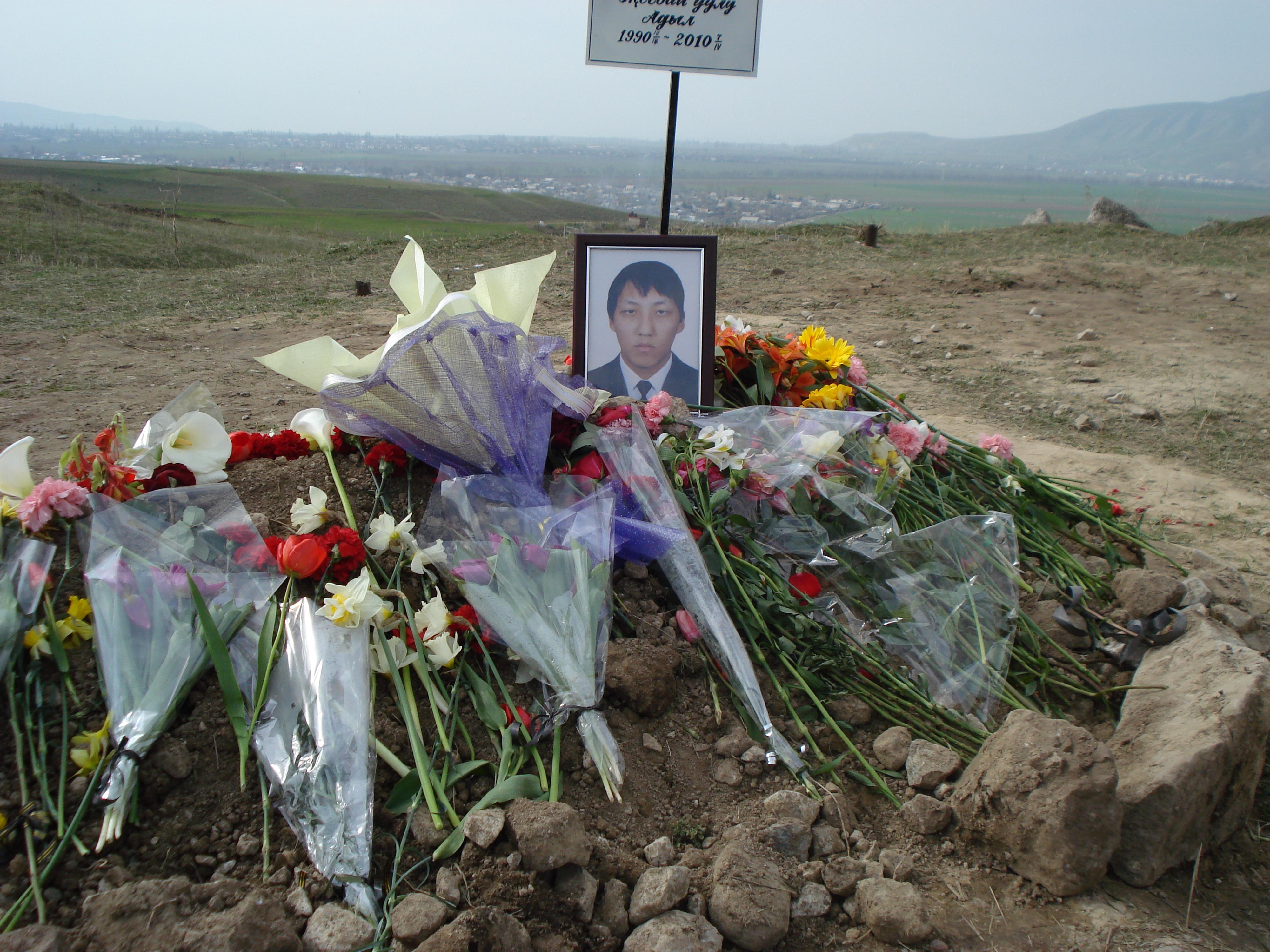 Kirghizistan : 10 000 personnes réunies à la mémoire des victimes