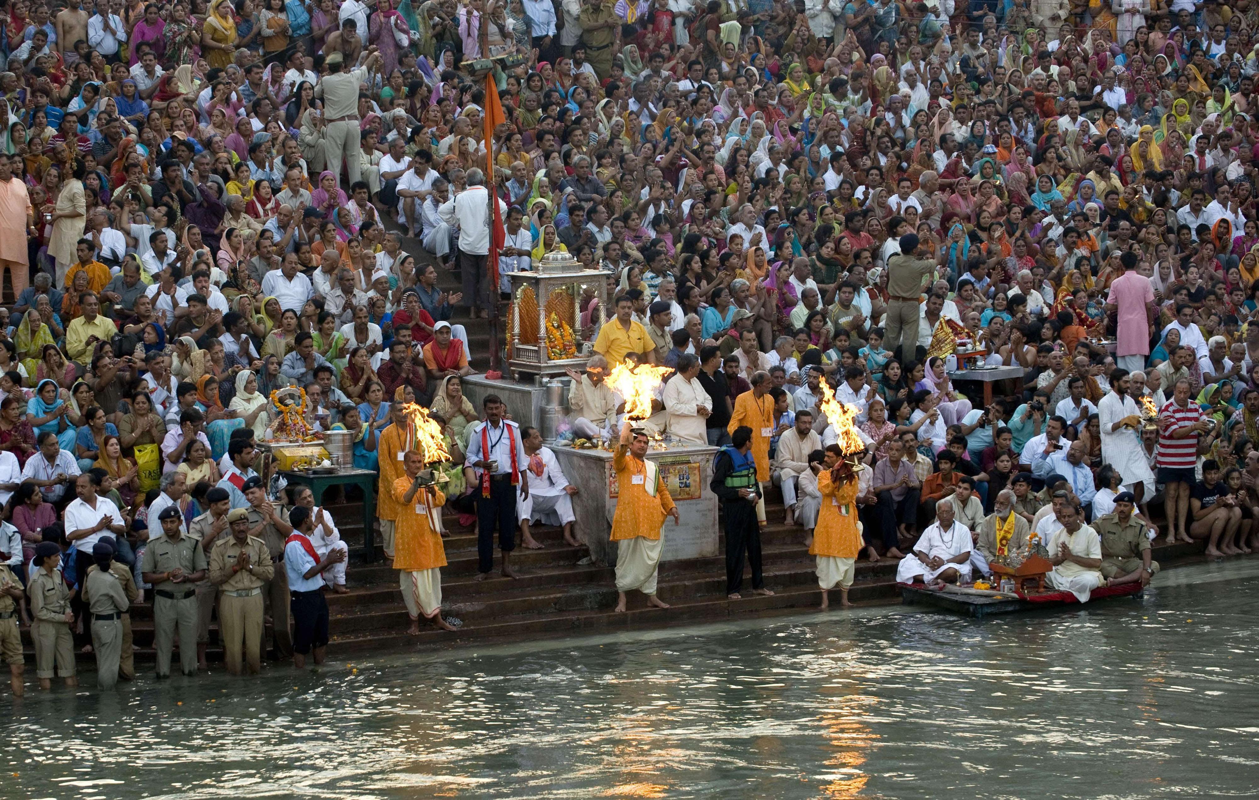 Des millions d'hindous dans les eaux du Gange