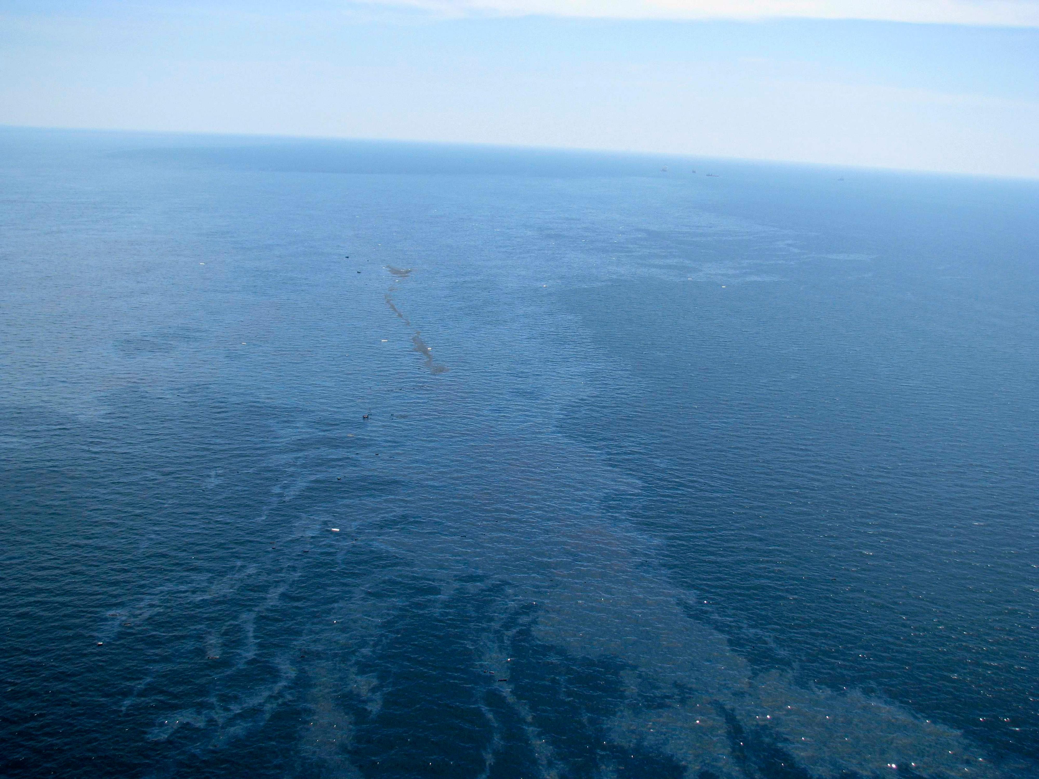 Une plate-forme pétrolière sombre et provoque une marée noire au large ...