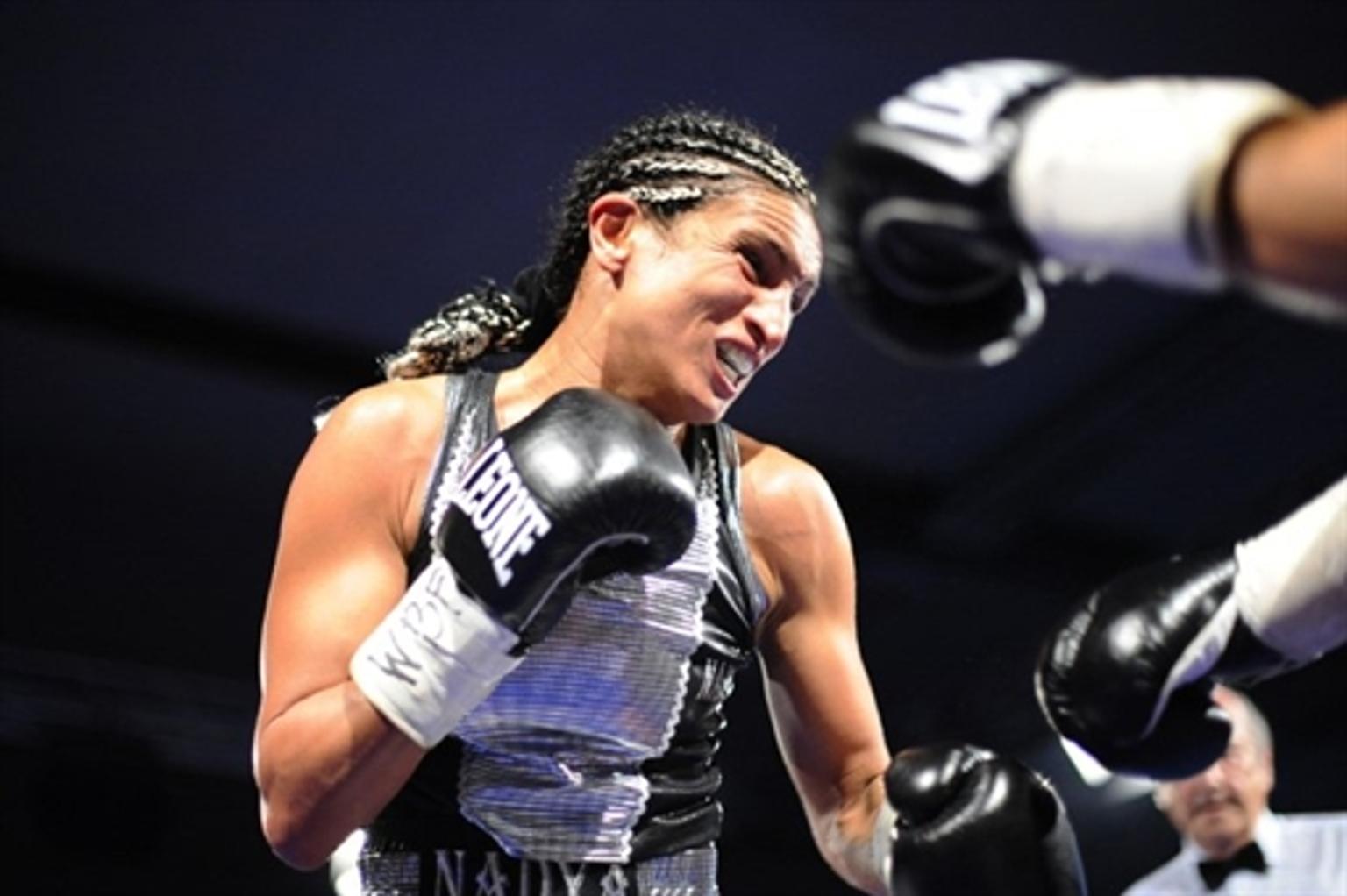 La boxeuse française Nadya Hokmi décroche le titre mondial super-mouche WBF