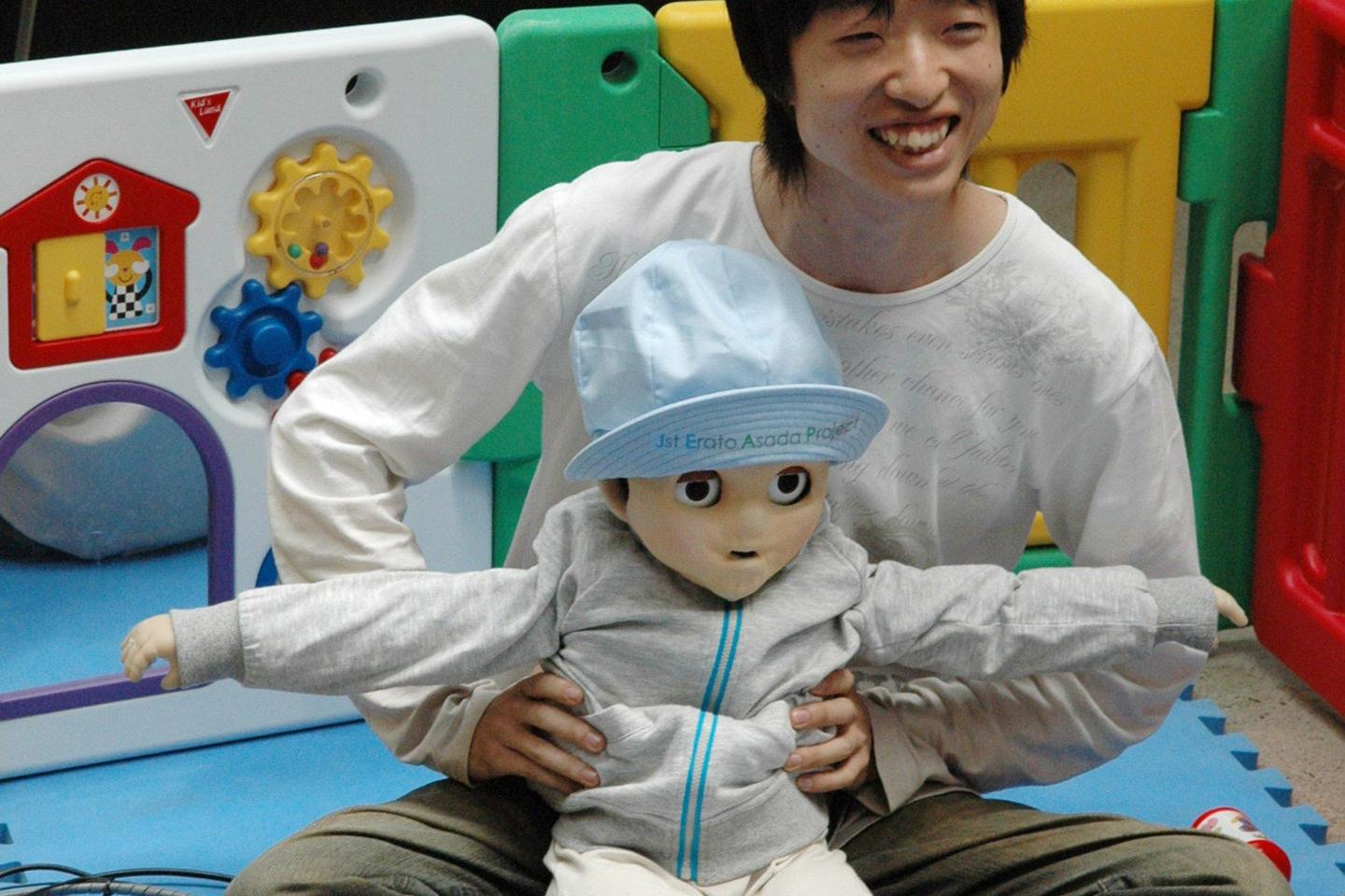 Deux robots enfants présentés au Japon