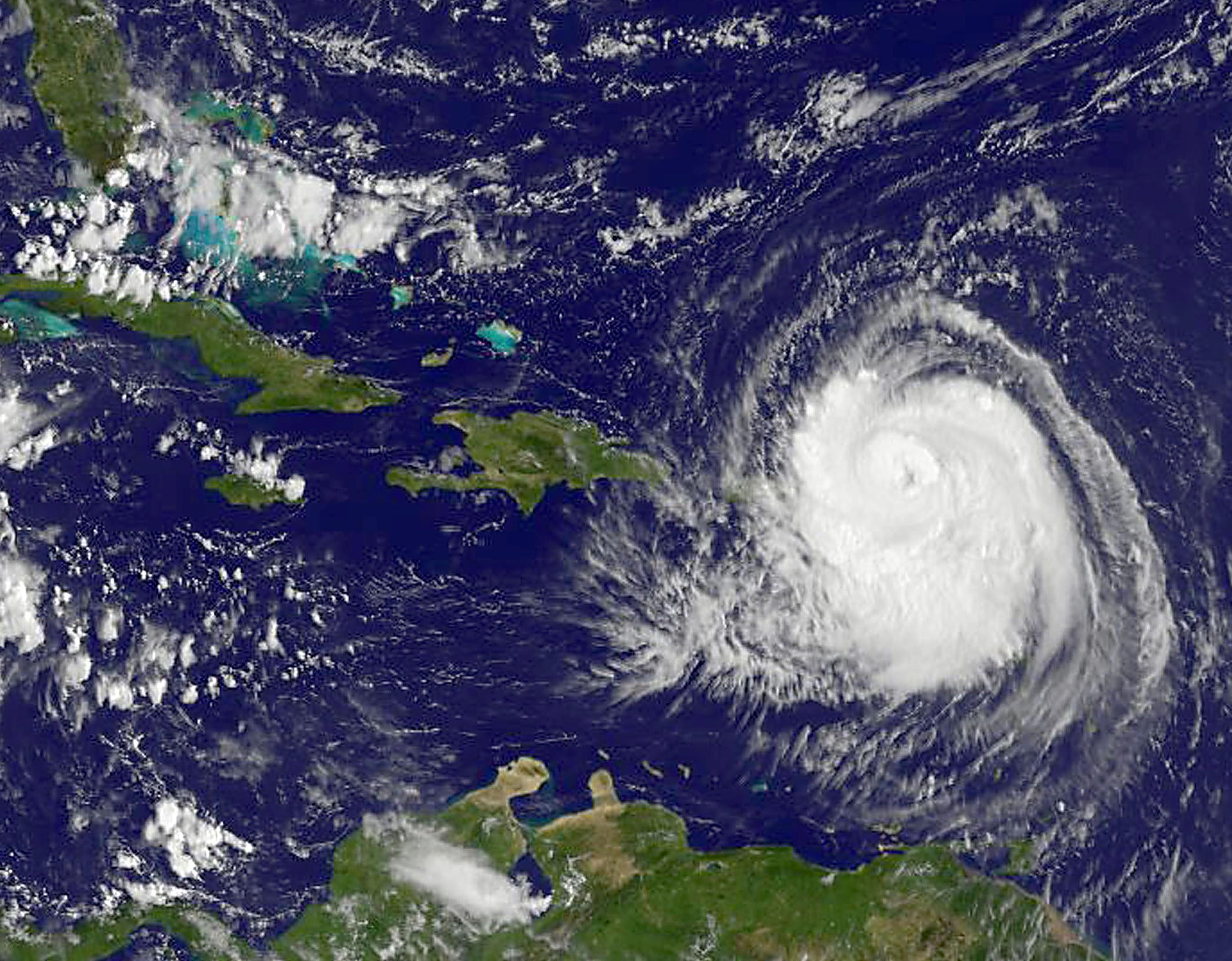 Chutes d'arbres et maisons inondées après le passage du cyclone