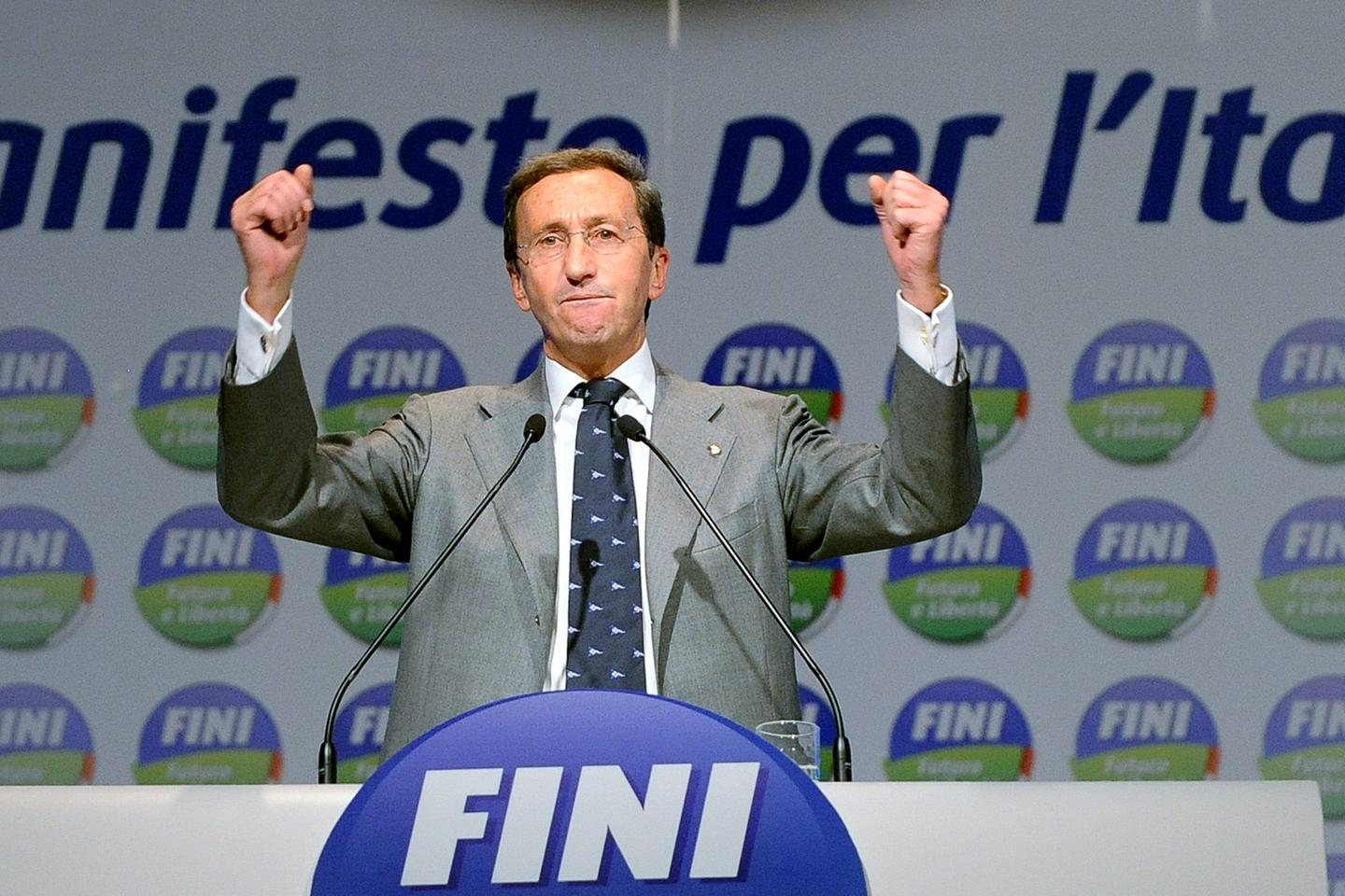 Gianfranco Fini demande la démission de Silvio Berlusconi