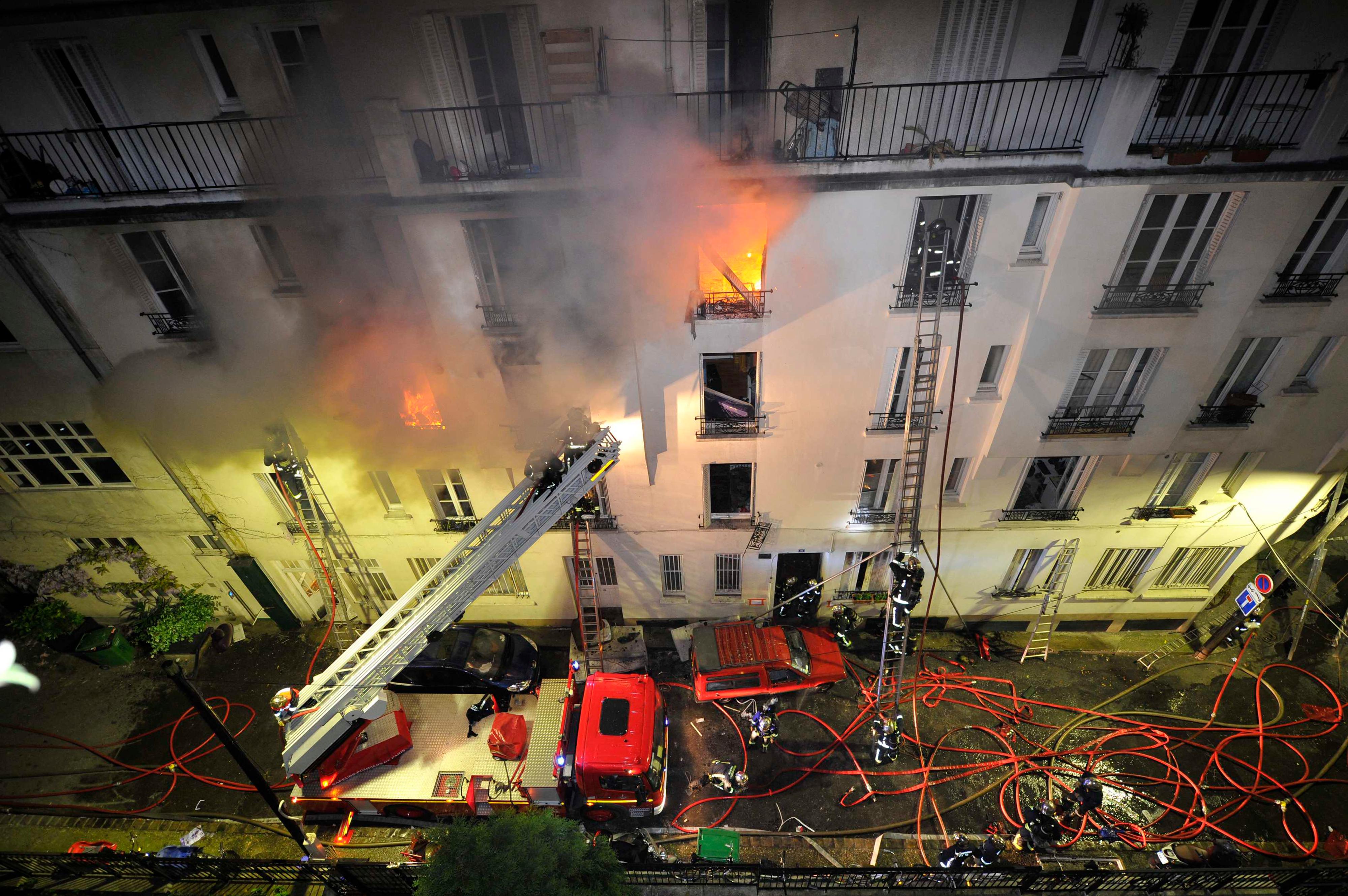 Cinq morts dans le pire incendie à Paris depuis 2005