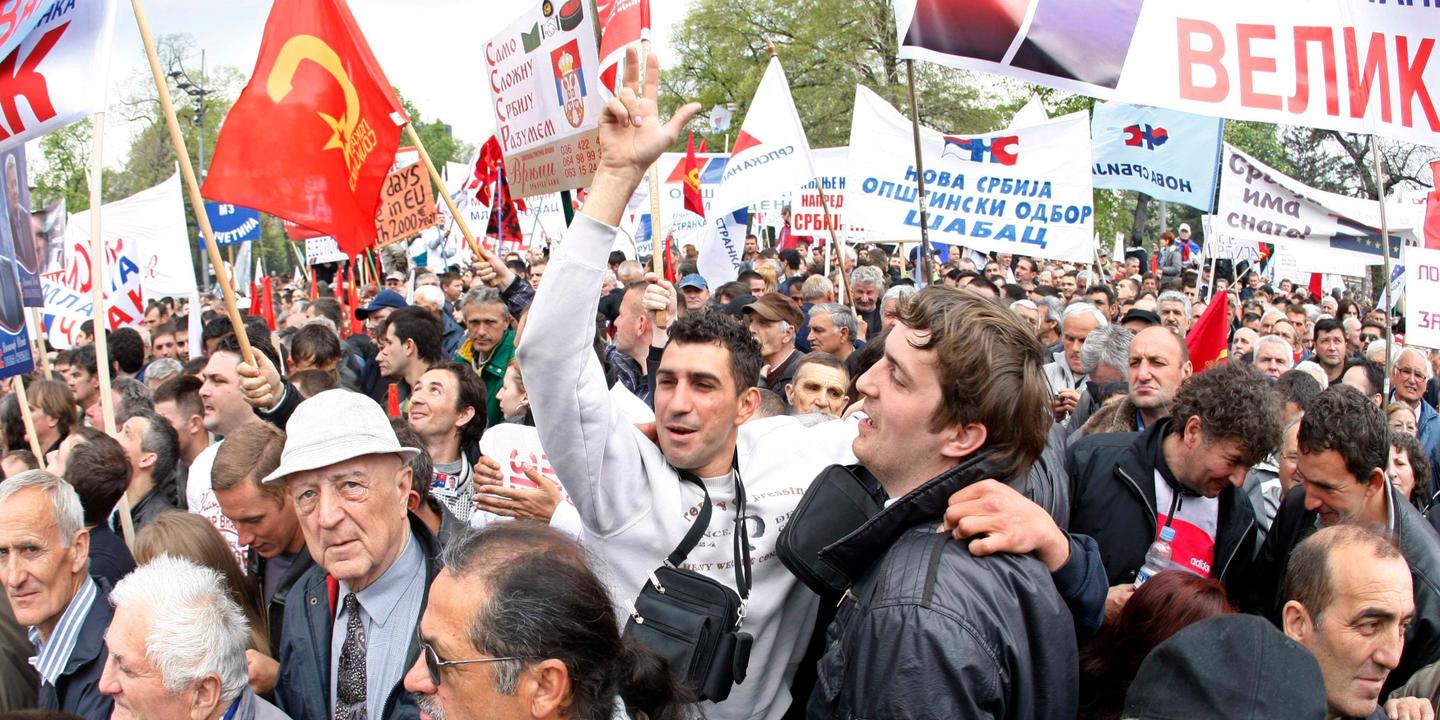 Les Serbes défilent pour réclamer des élections anticipées
