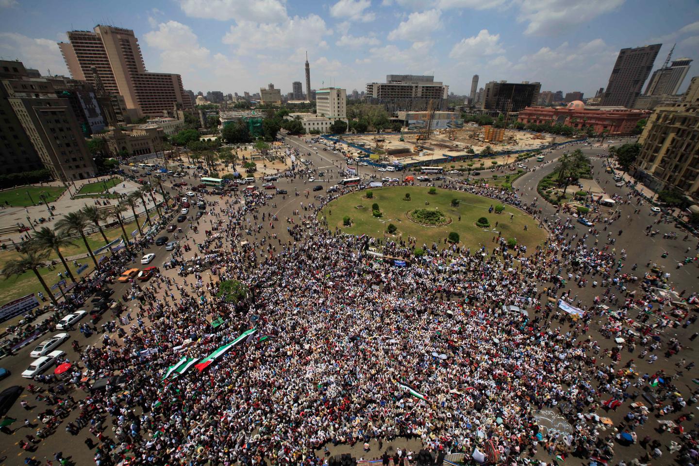 Des milliers d'Egyptiens manifestent place Tahrir