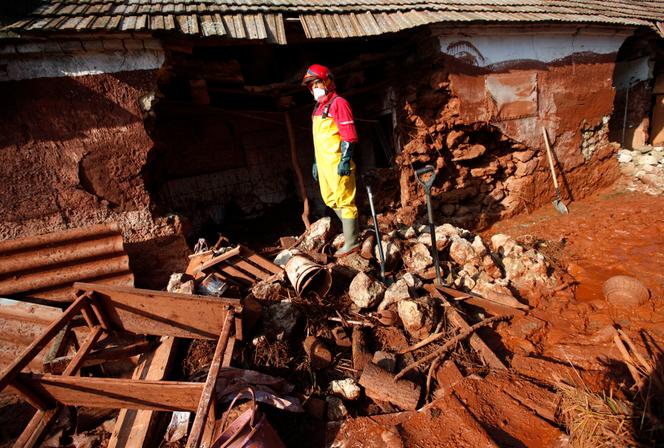 En Hongrie, la crue fait craindre une nouvelle pollution par des boues ...