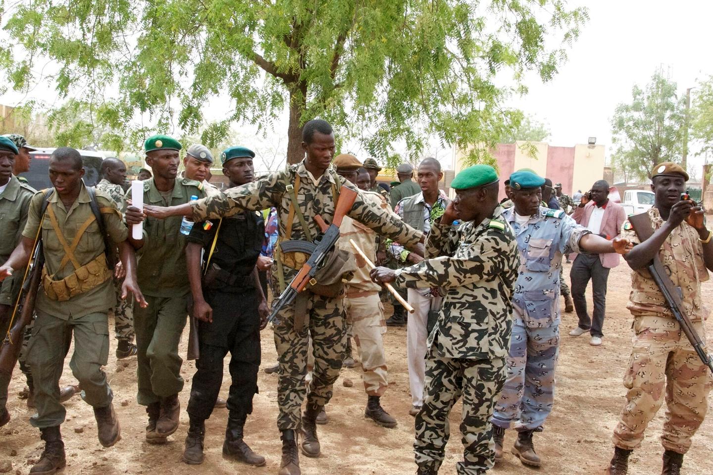 Au Mali, un front "anti putsch" se dessine