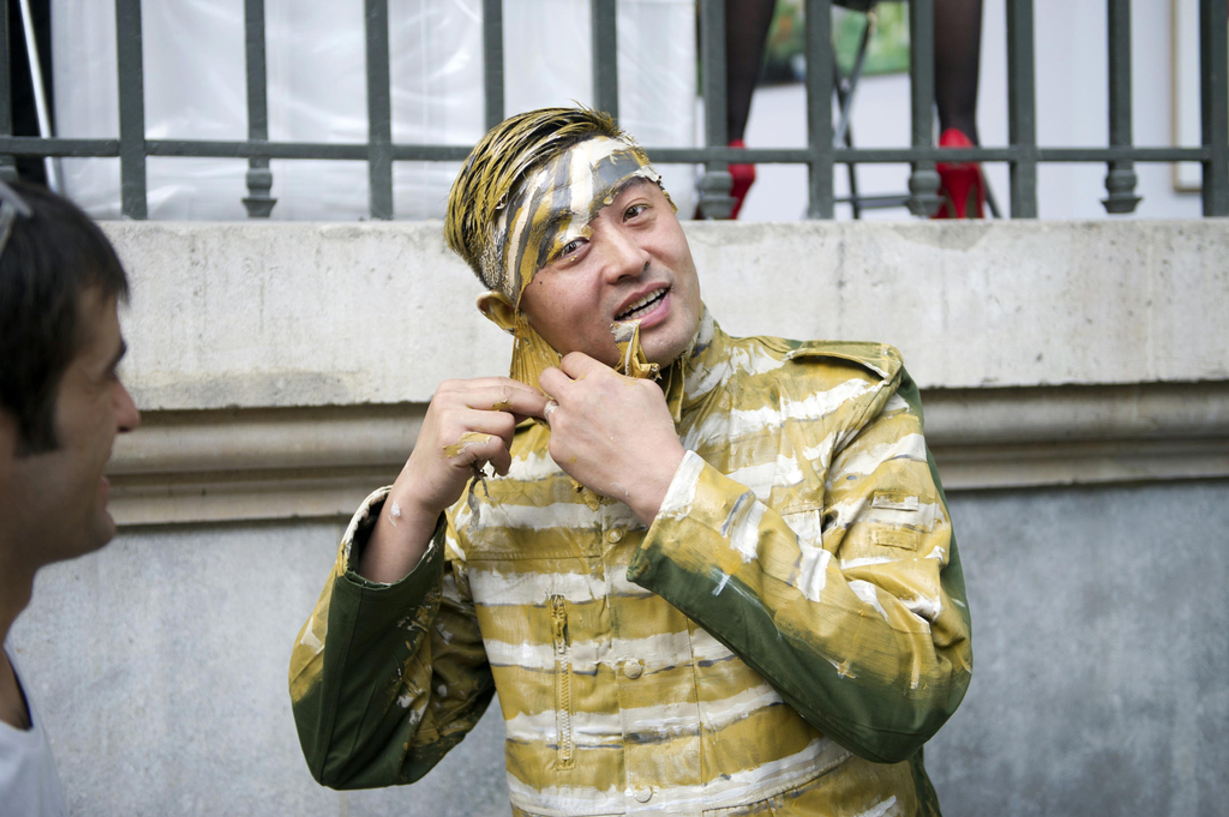 Liu Bolin, l'artiste qui se fond dans le paysage