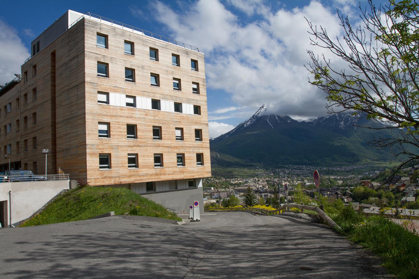 A Briançon, on se serre les coudes derrière l'hôpital, endetté et ...