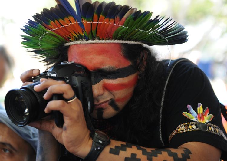 Des Indiens dans la ville en marge de Rio+20